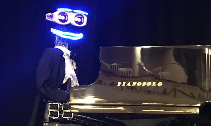 Il robot che suona il pianoforte si è esibito in teatro a Camogli