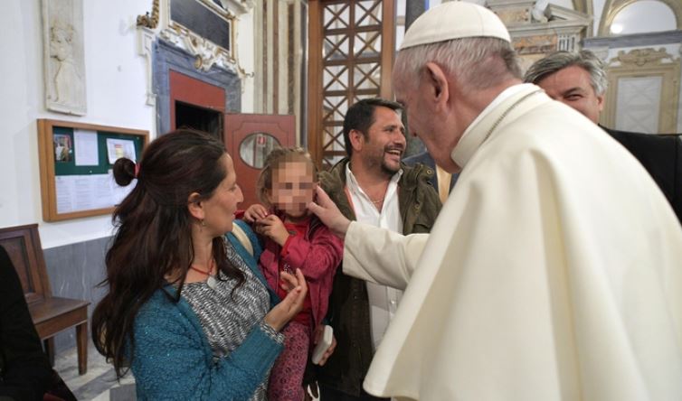 Il Papa ha incontrato la famiglia rom al centro delle proteste - Ultime ...