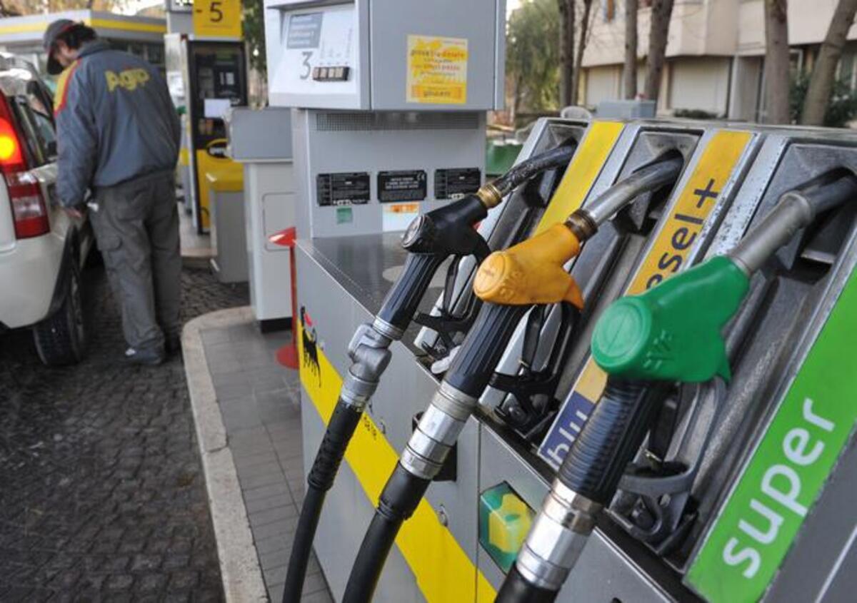 Il prezzo del barile crolla e cala ancora il costo di benzina e diesel ...