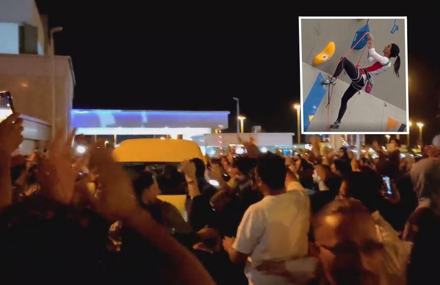 La climber Elnaz Rekabi torna in Iran: accoglienza da eroina all'aeroporto